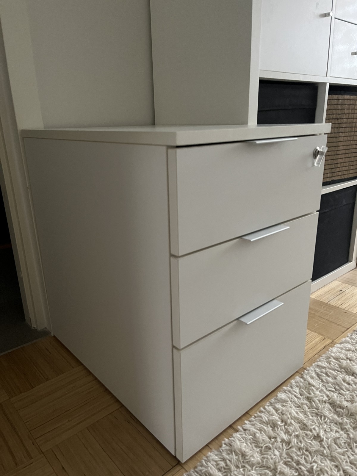 Valge kapp kontorisse - Soov.ee